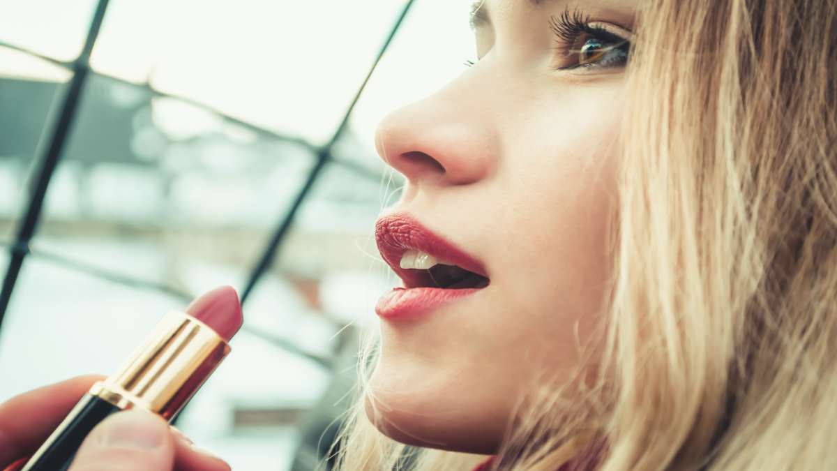7 Best Long Lasting Lipsticks That Don't Dry Out Your Lips